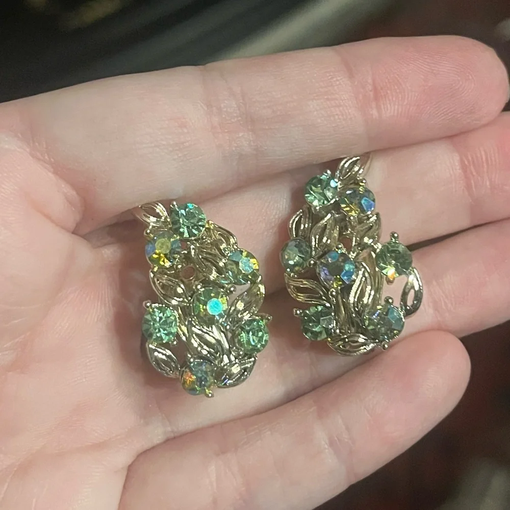 Lisner Jewelry | Jewelry | Vintage Gold Tone Green Crystal Leaf Clip ...